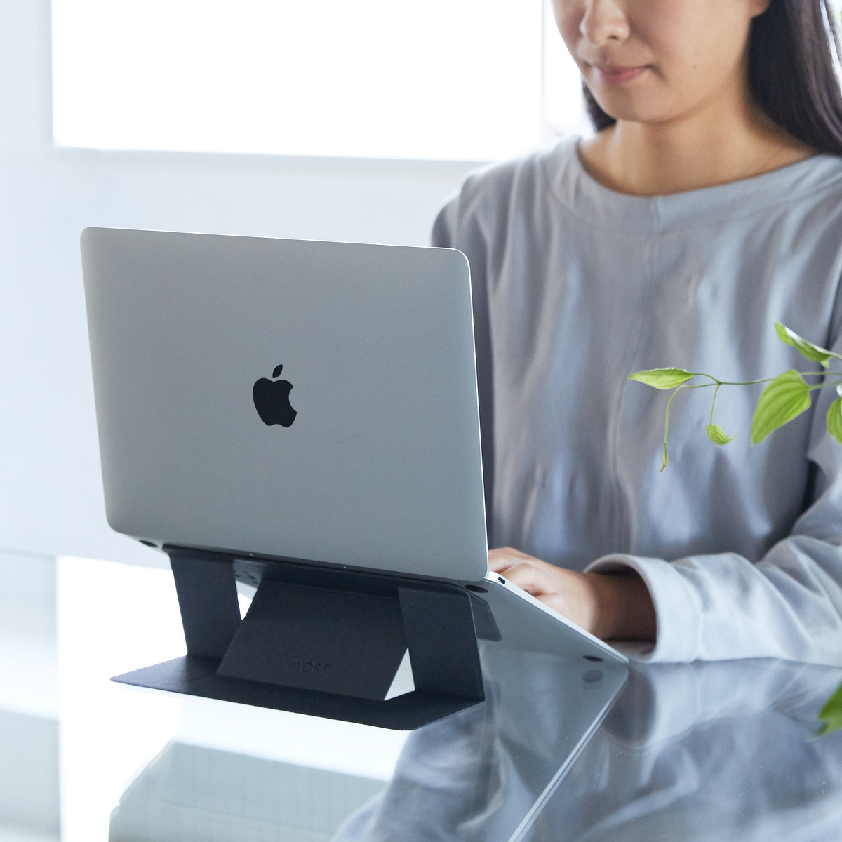 ほしい時だけ“出現”！極薄「ノートPCスタンド」 目線が上がり姿勢楽々、タイピングも快適に | MONOCO